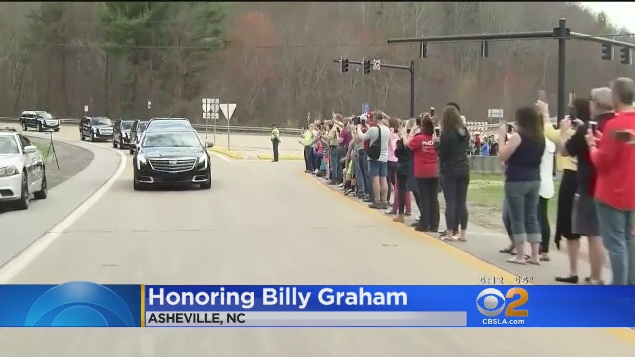 Admirers Salute Billy Graham As Motorcade Crosses North Carolina - YouTube