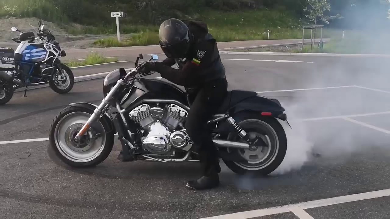 v rod burnout - YouTube