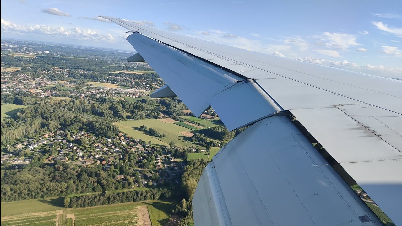 Emirates Boeing 777 landing in Brussels airport - YouTube
