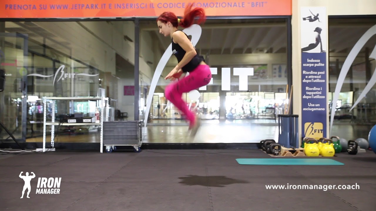 Burpee con salto in alto a ginocchia raccolte al petto - YouTube