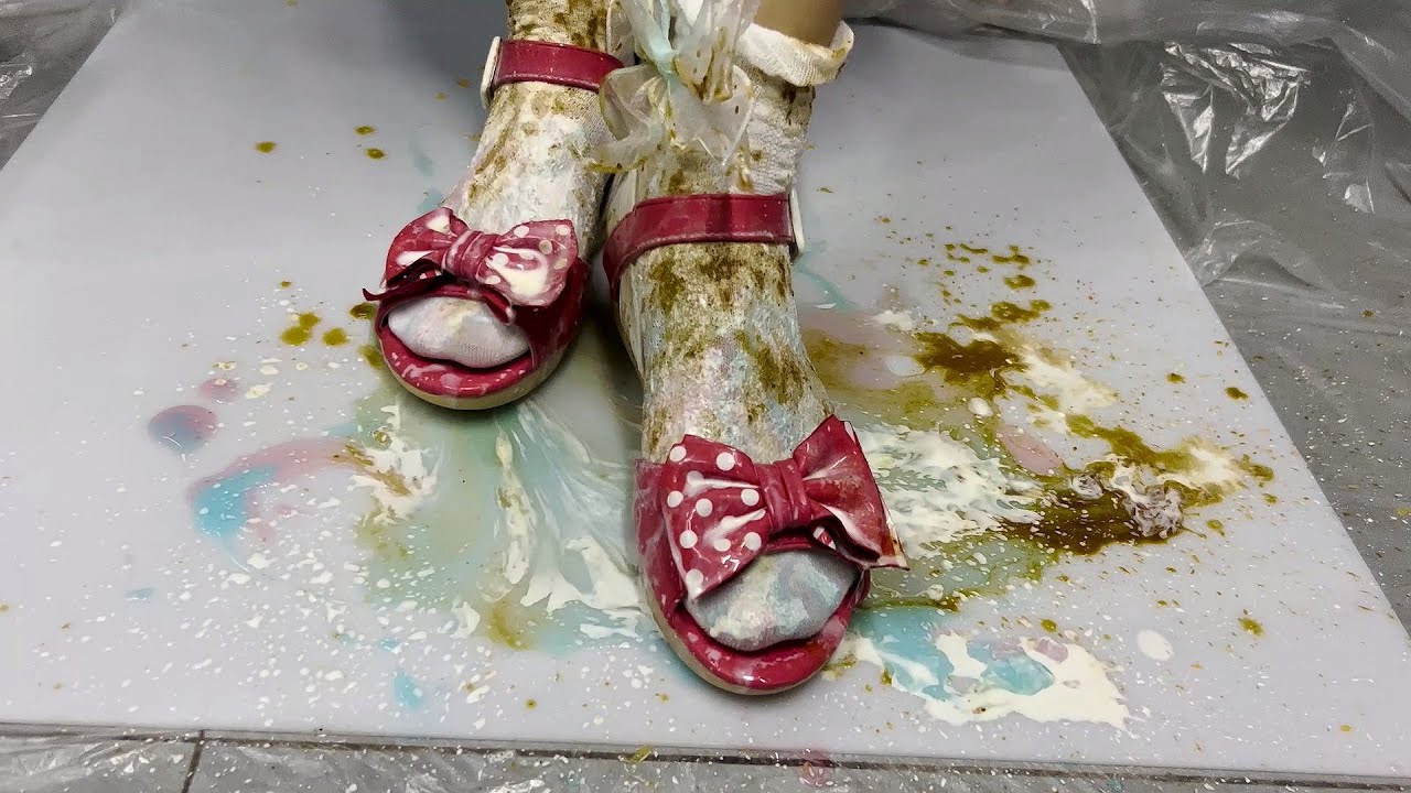 Red sandals smash orange and messed up with red slime 红色的凉鞋踩烂橘子并被红色粘液弄脏 ...