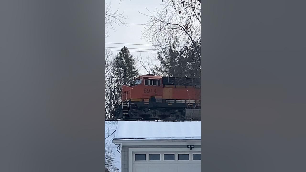 Warbonnet 783 Trails on CSX B119 - Pittsford, NY - YouTube