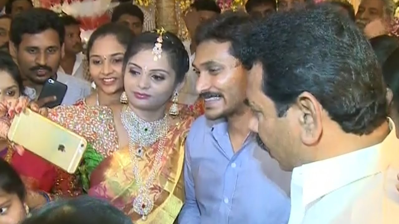YS Jagan attends Marriage of Ex MLA Ganta Murali Ramakrishna Daughter ...
