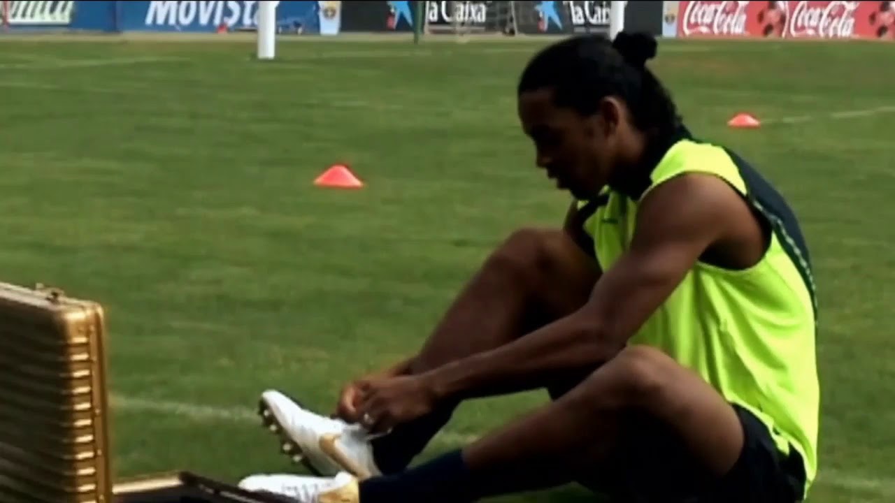 Ronaldinho hit crossbar five consecutive times while juggling the ball ...