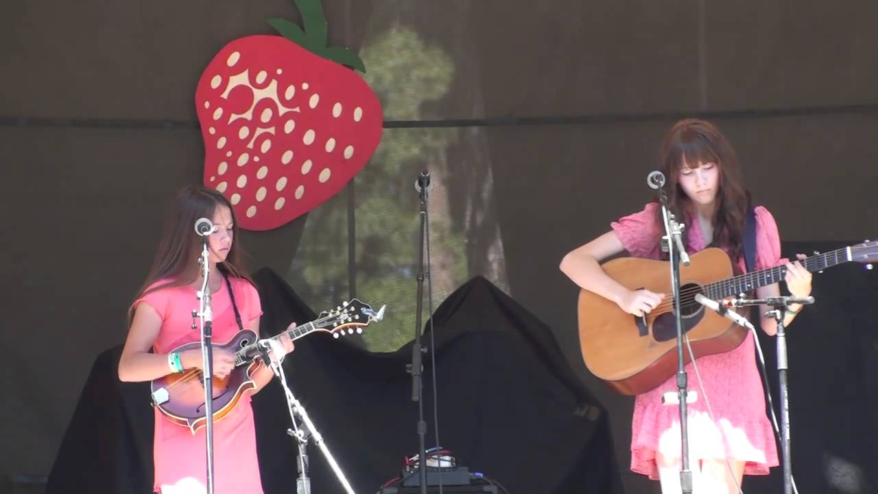 AJ Lee and Molly Tuttle perform "Oh Mandolin" at Strawberry Music ...