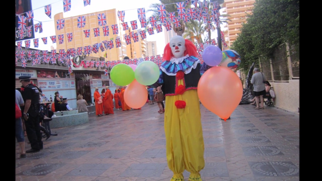 Stephen King It Pennywise The Dancing Clown Cosplay - YouTube