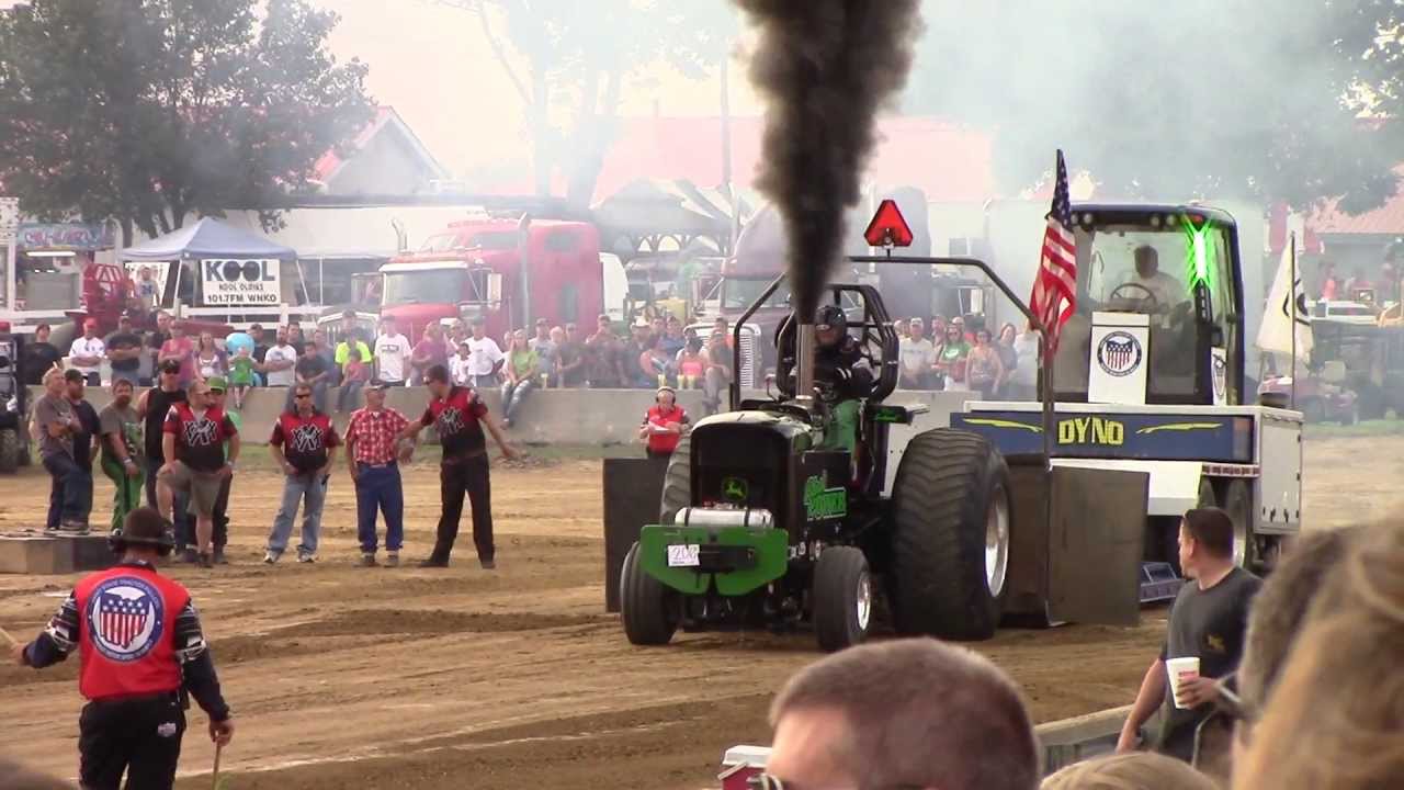 Tractor Pull Super Farm Tractor "Black Power" - YouTube