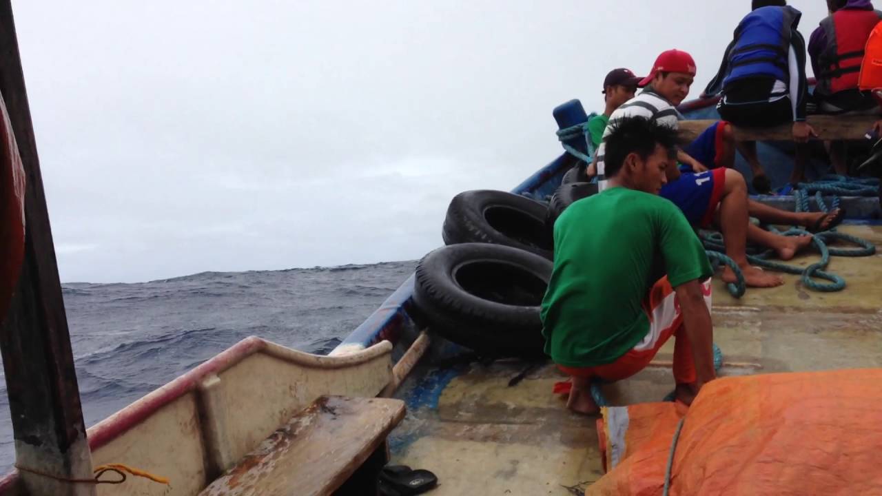 Traditional ivatan boat [faluwa] - YouTube