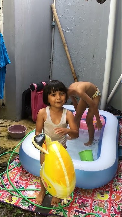 Izora dan Kaka Yasa mandi di kolam mini - YouTube