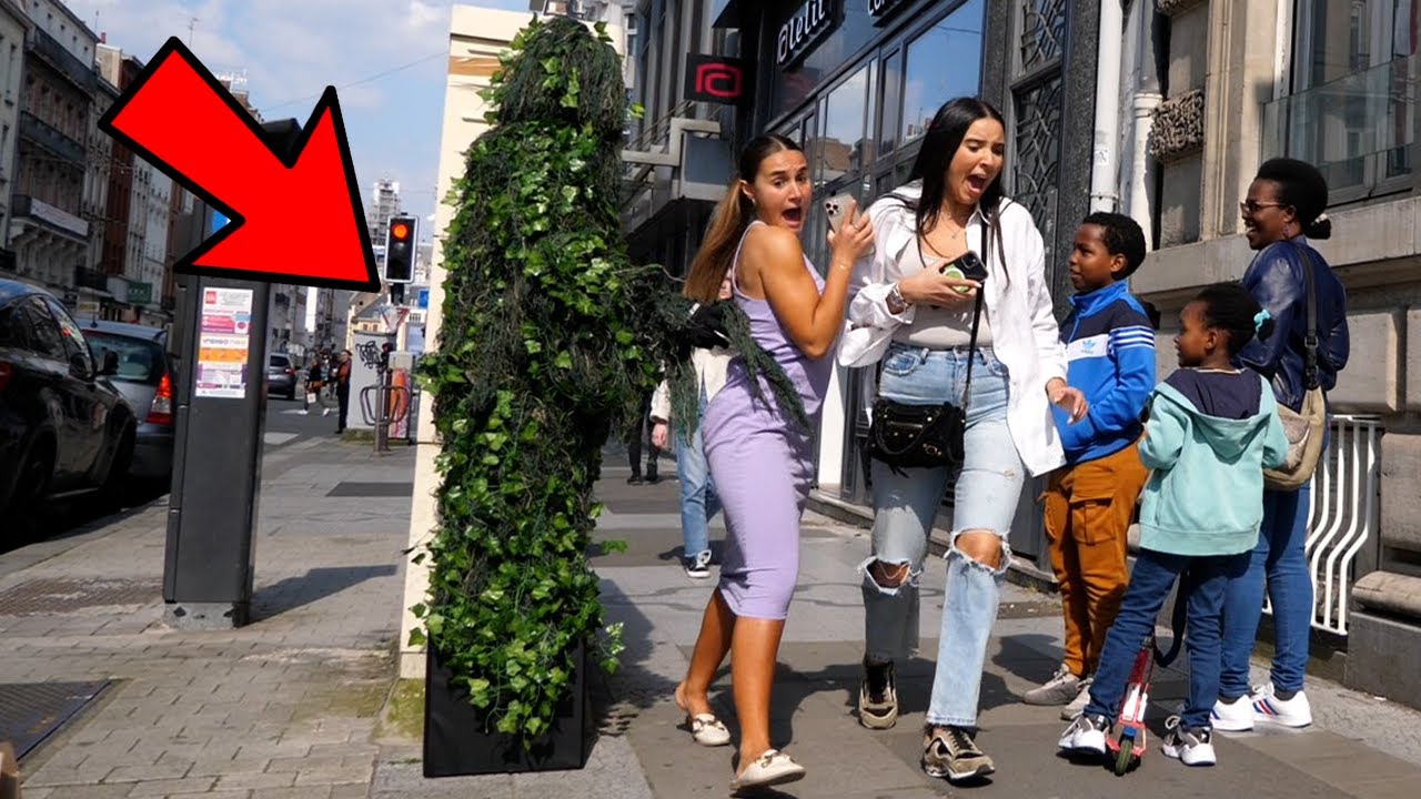 His screaming reactions are too funny - YouTube