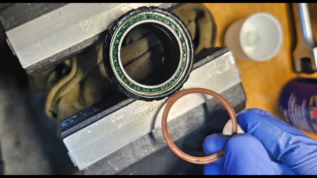 🔧 🚲 Dégrippage et entretien des roulements du pédalier SRAM DUB - YouTube