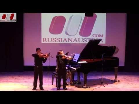 Pfad des Donners. Pavel Kotelnikov und Eldar Sagbetov (Geige). Kaspijsk. Dagestan. Russland