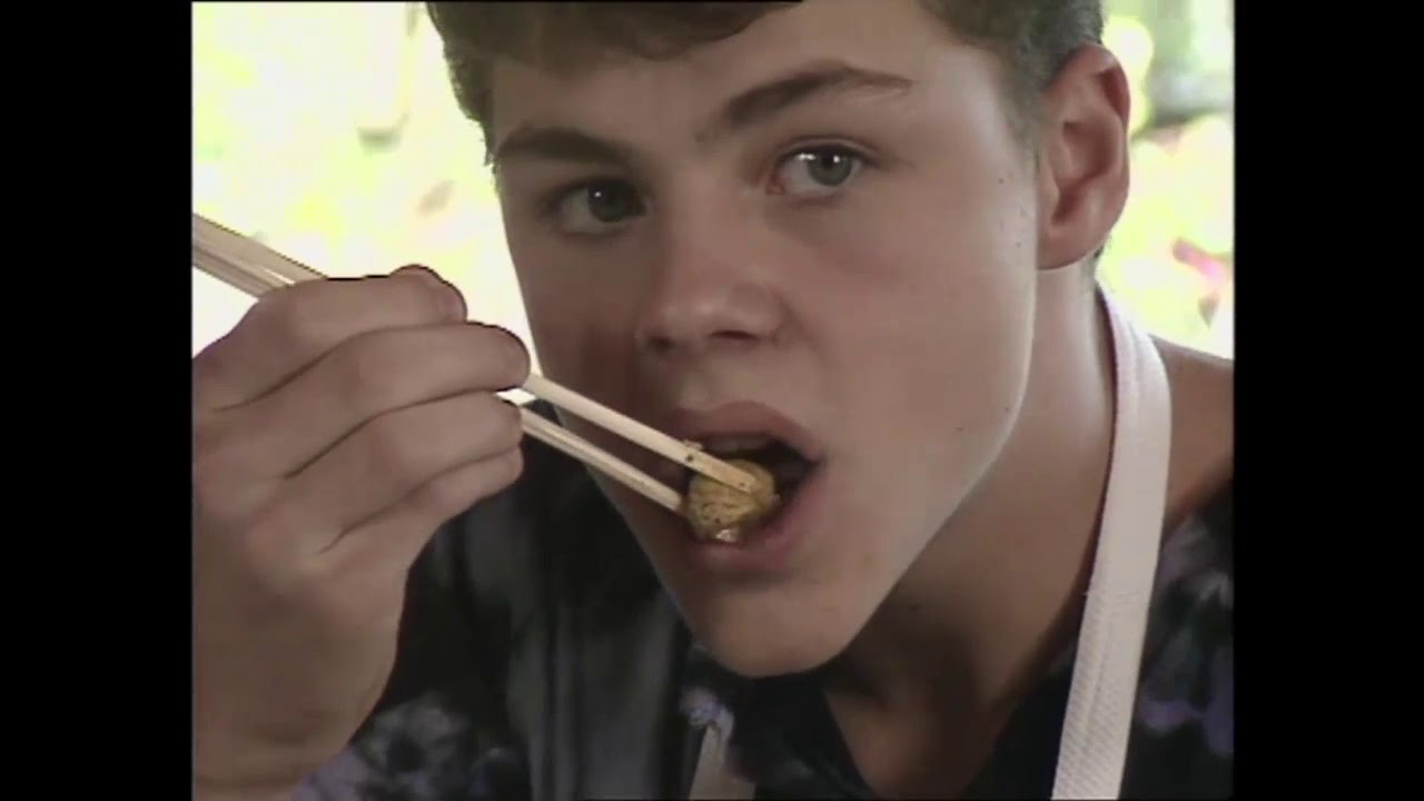 Pugwall's Summer 2x01 Back to Earth 1 - YouTube