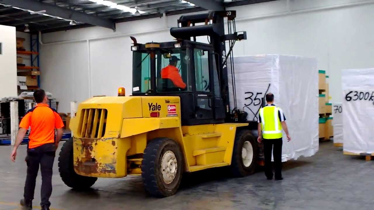 BTi Logistics: 12 Tonne Forklift - YouTube
