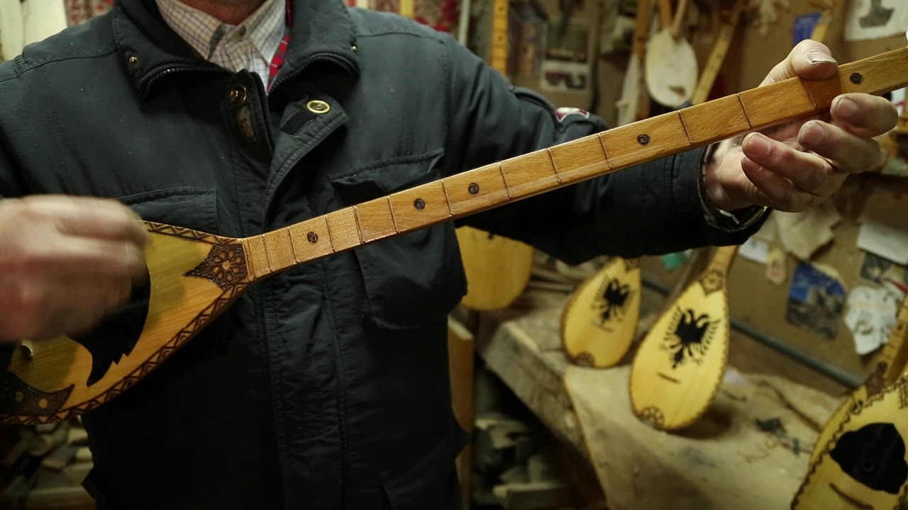 Çifteli -Cifteli tradicionale Shqiptare (Playing with cifteli) - YouTube