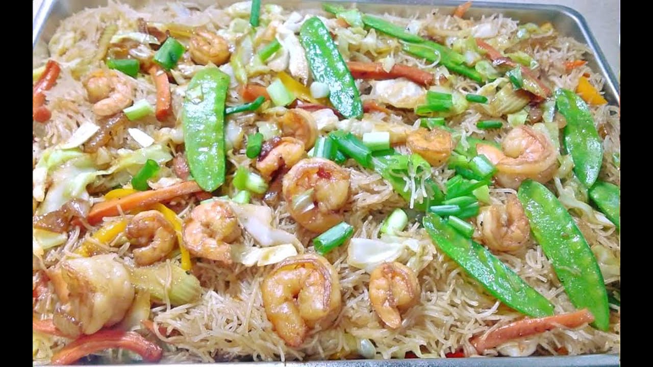 Delicious Pancit Bihon with shrimps and snow peas / Baakjimiuh47 - YouTube