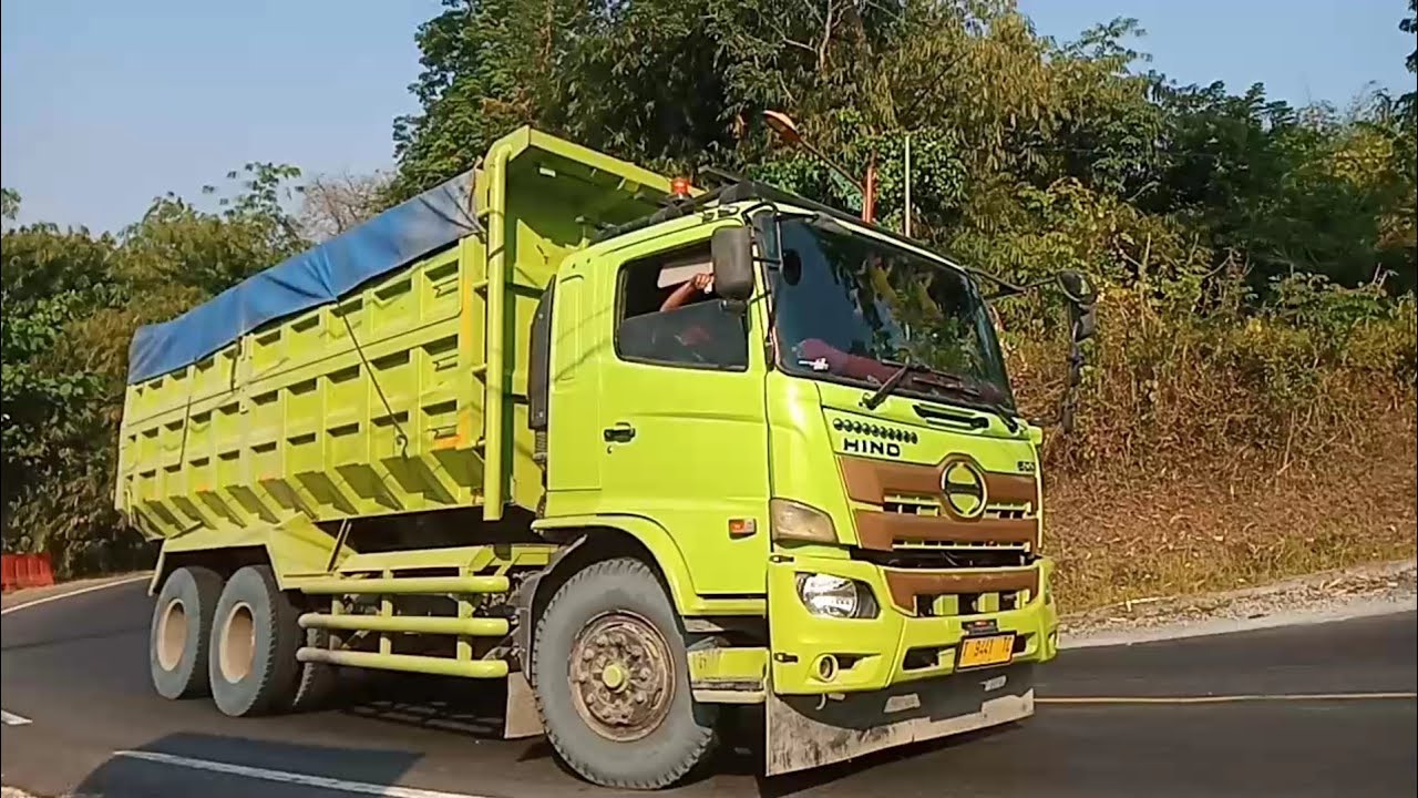 Dump Truck Pasir Bak Besar Muatan Berat Merayap Saat Melewati Tikungan ...