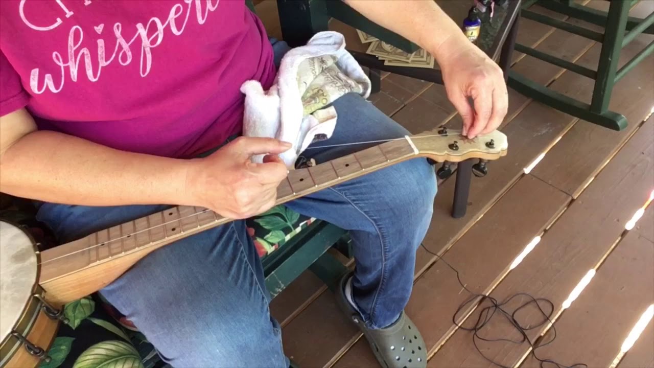 Changing the strings on a banjo - YouTube