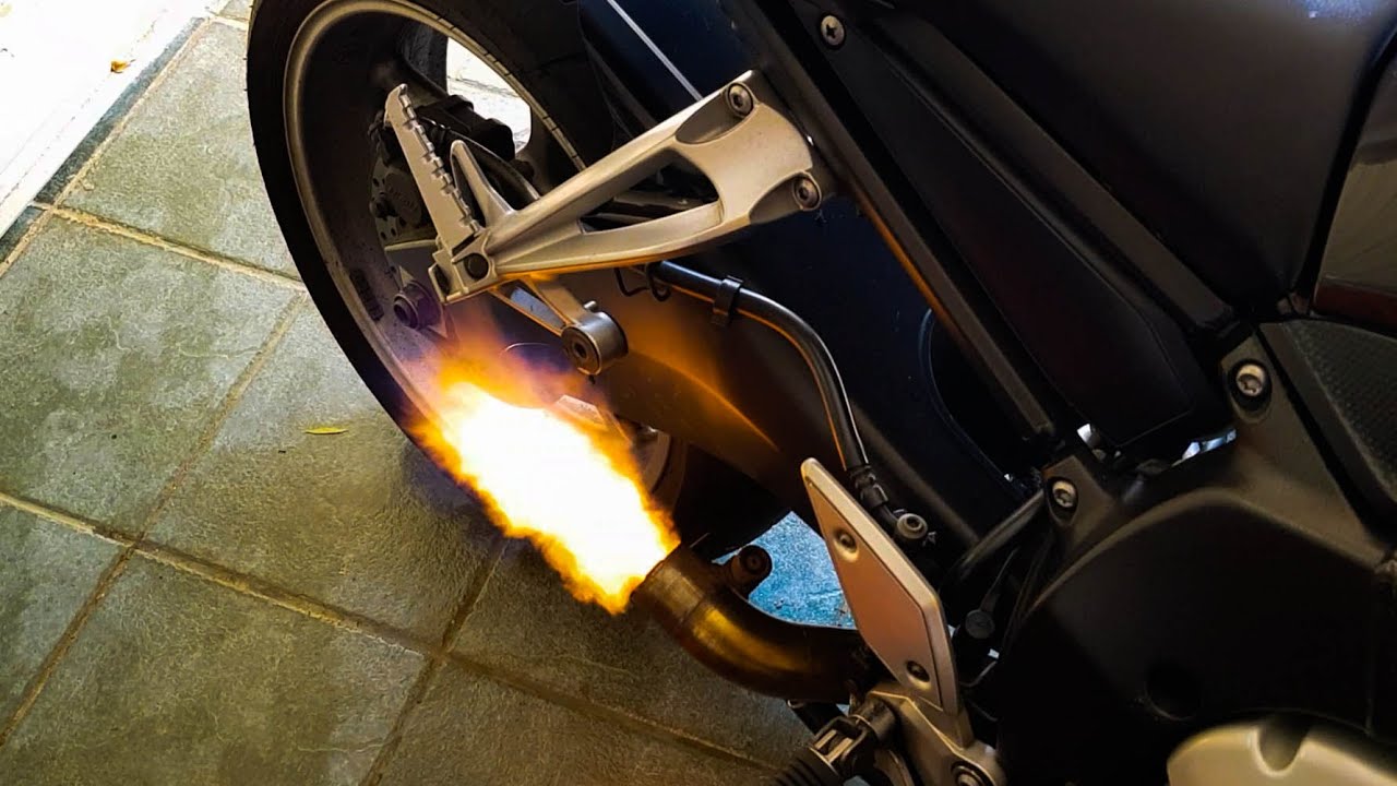 Yamaha FZ1 Straight pipe decat and flames - YouTube