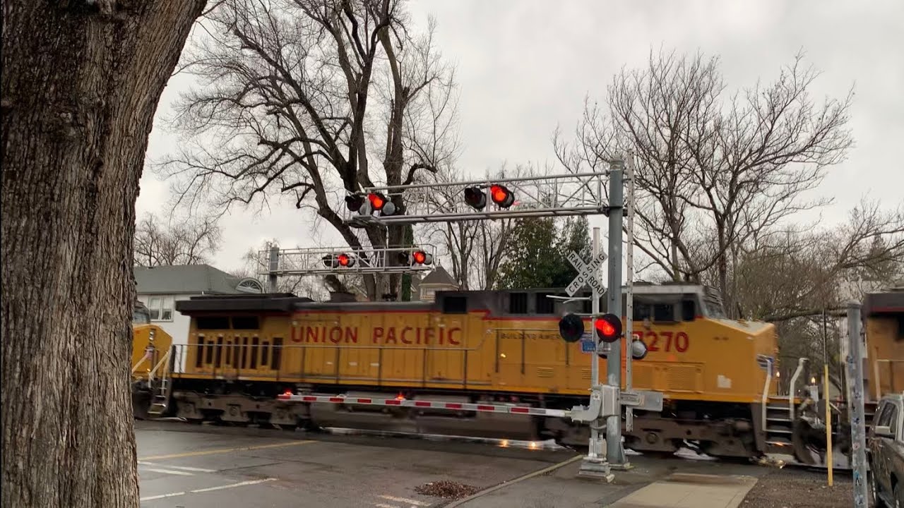 UP 5470 Z-Train Intermodal North - H Street Railroad Crossing ...