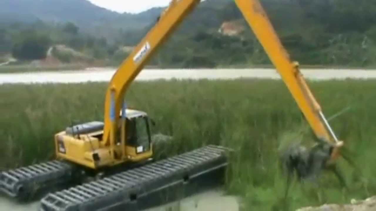 FLOATING EXCAVATOR swamp amphibious komatsu PC 200 long arm - YouTube