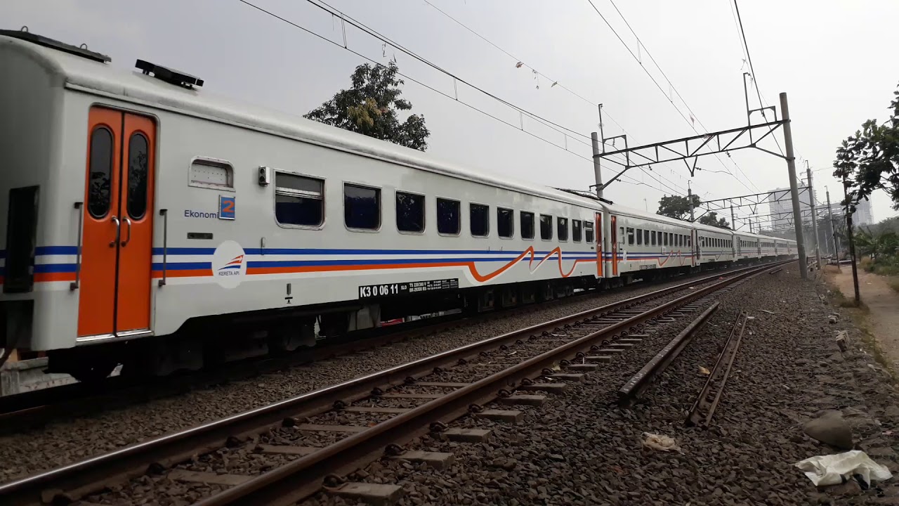 Lokomotif CC 201 56 Kereta 184 Bengawan - YouTube