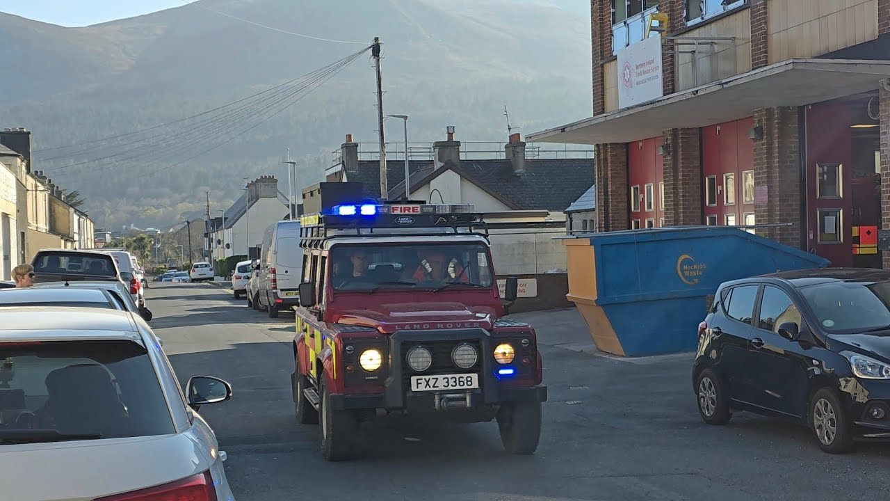 NIFRS - S4476 Land Rover Defender - Newcastle Fire Station Turn out to ...