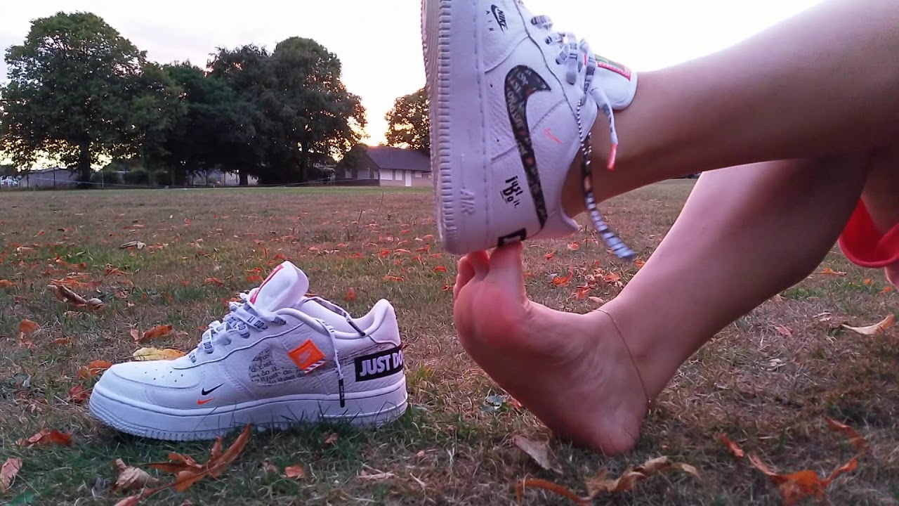 Kate's Nike AF1 JDI sockless shoeplay - YouTube