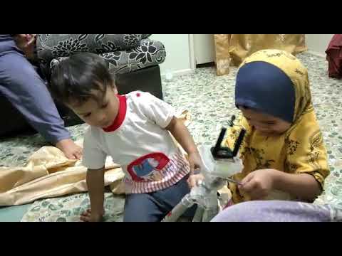 Senjata paling tajam Sarah, Menangis. Kembar dia, Adam mmg anak jantan ...
