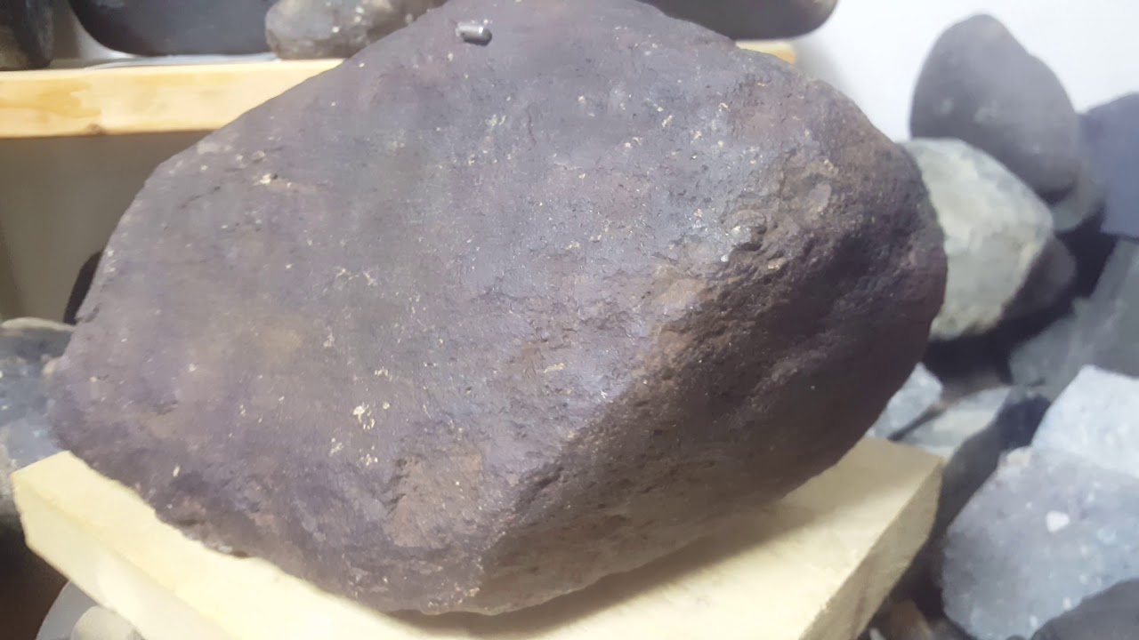 달운석 月球隕石 lunar meteorite brown crust. - YouTube