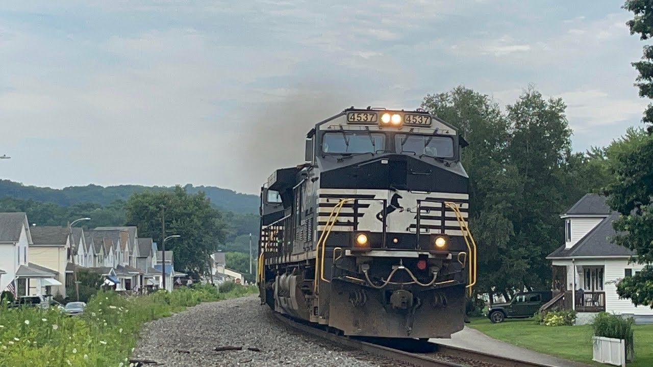 NS 4537 leads 38G with NS 8104 (Lehigh Valley) as MDPU - YouTube