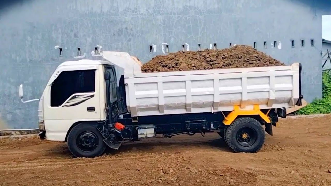 Dump truk//Mobil truk bongkar muatan tanah timbunan... - YouTube