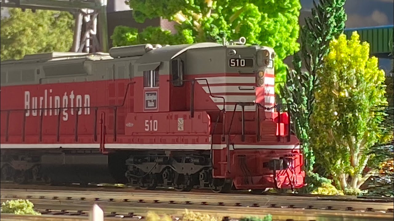 Short Heavy Load for a Burlington SD24 - HO Scale Model Trains - YouTube
