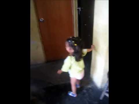 niña bailando perreo