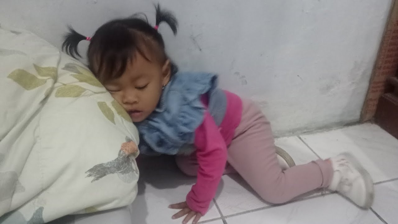 hannah main di posyandu - YouTube