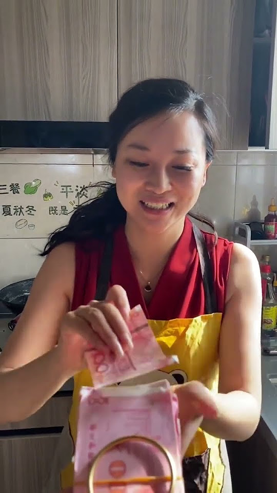 我媽在我六歲那年離開了，爸爸就娶了後媽，後媽待我視若已出，今天是她的生日，我給他買了個大金鐲子又把全部的工資都交給了她，可她竟然只拿一百， 百善孝為先 感恩 劇情人生百態shorts