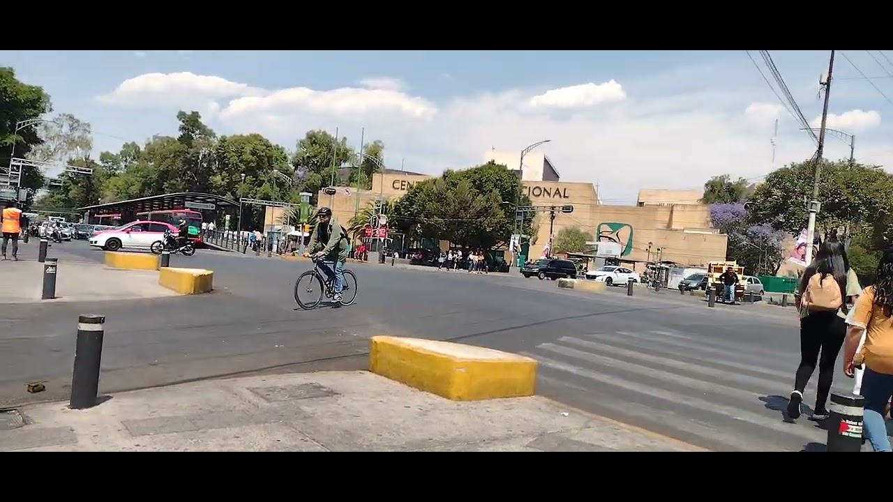 Afuera del metro centro médico L.9 - YouTube