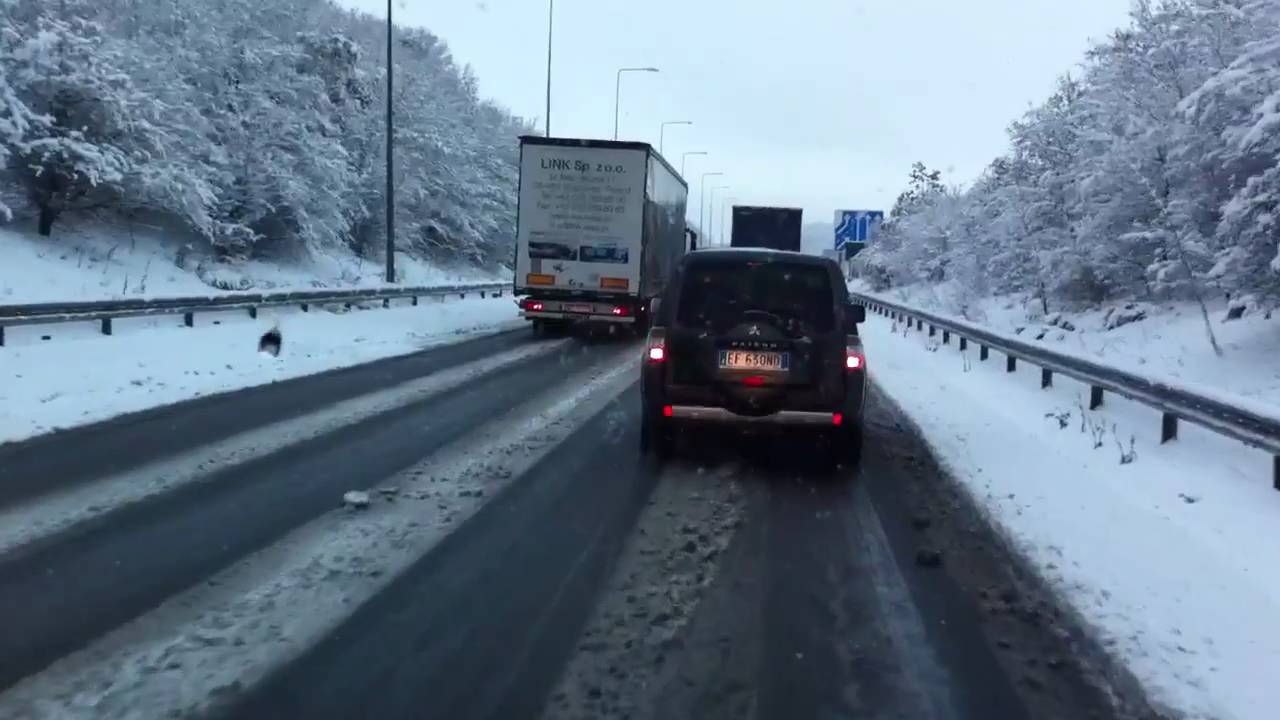SNOW causing huge delays on M25 London - YouTube