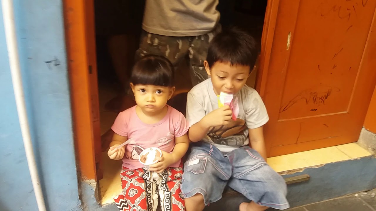 lagi makan ice cream bareng mas fatih nih teman-teman - YouTube