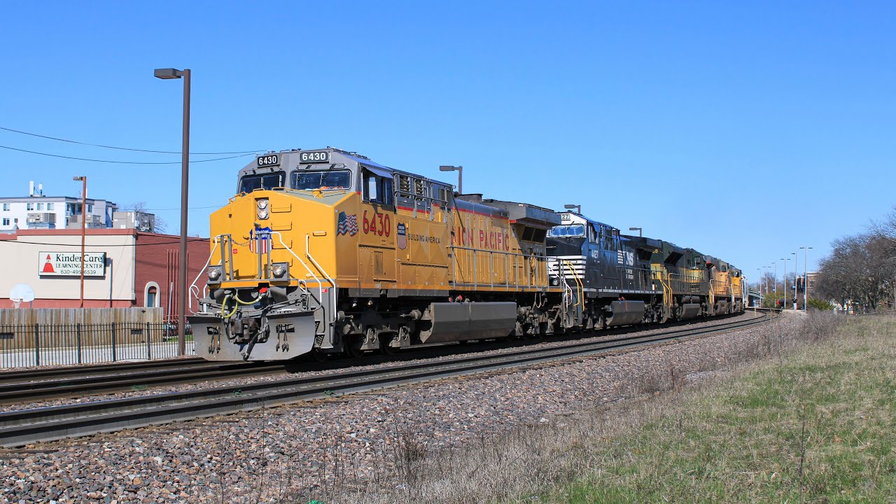 UP 6430 hauls UP MALG3 past Lombard w/ NS 1068 (Erie heritage) trailing - YouTube