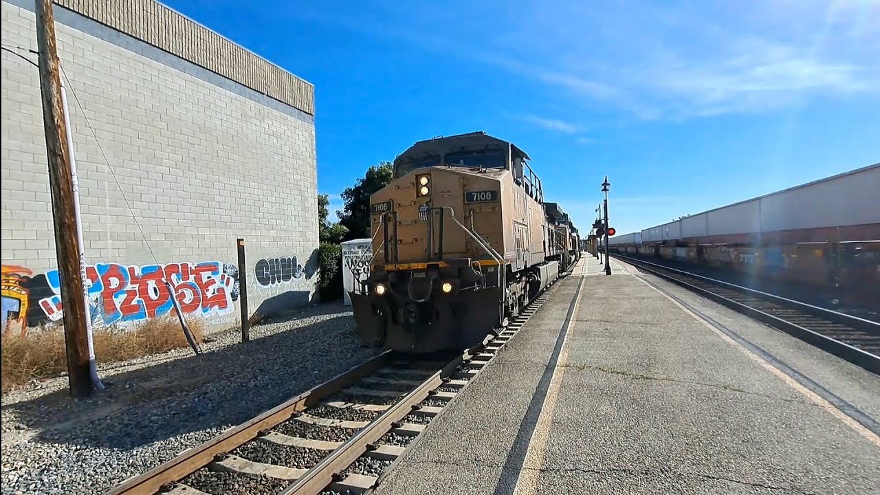 Amtrak Coast Starlight Metrolink 868 F59PHR and Union Pacific at ...