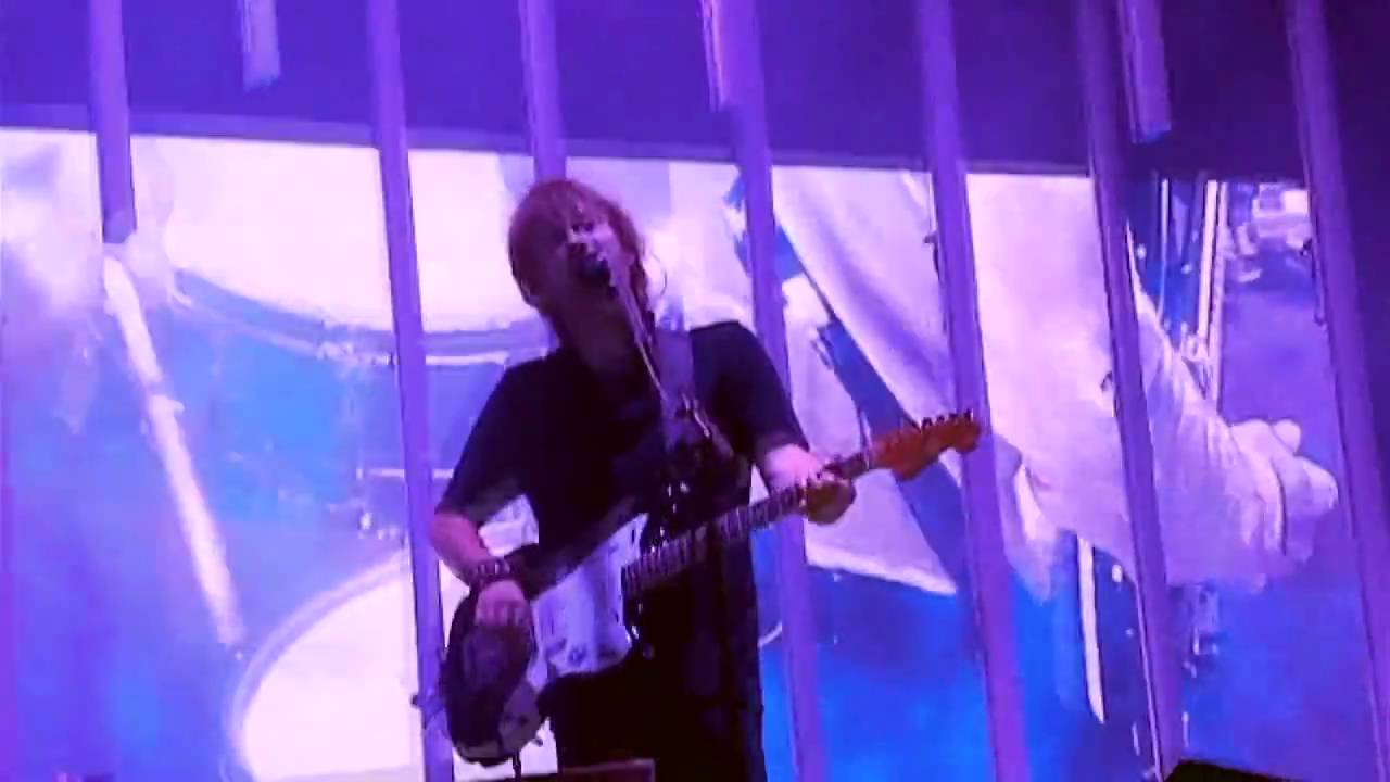 Radiohead - Airbag (Radiohead Live in Praha) - YouTube