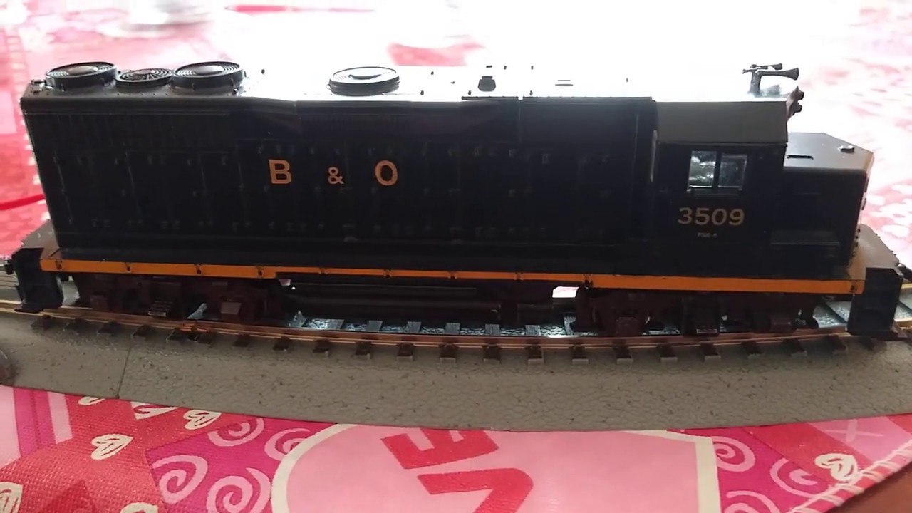 Athearn HO scale Gp35 B&O - YouTube