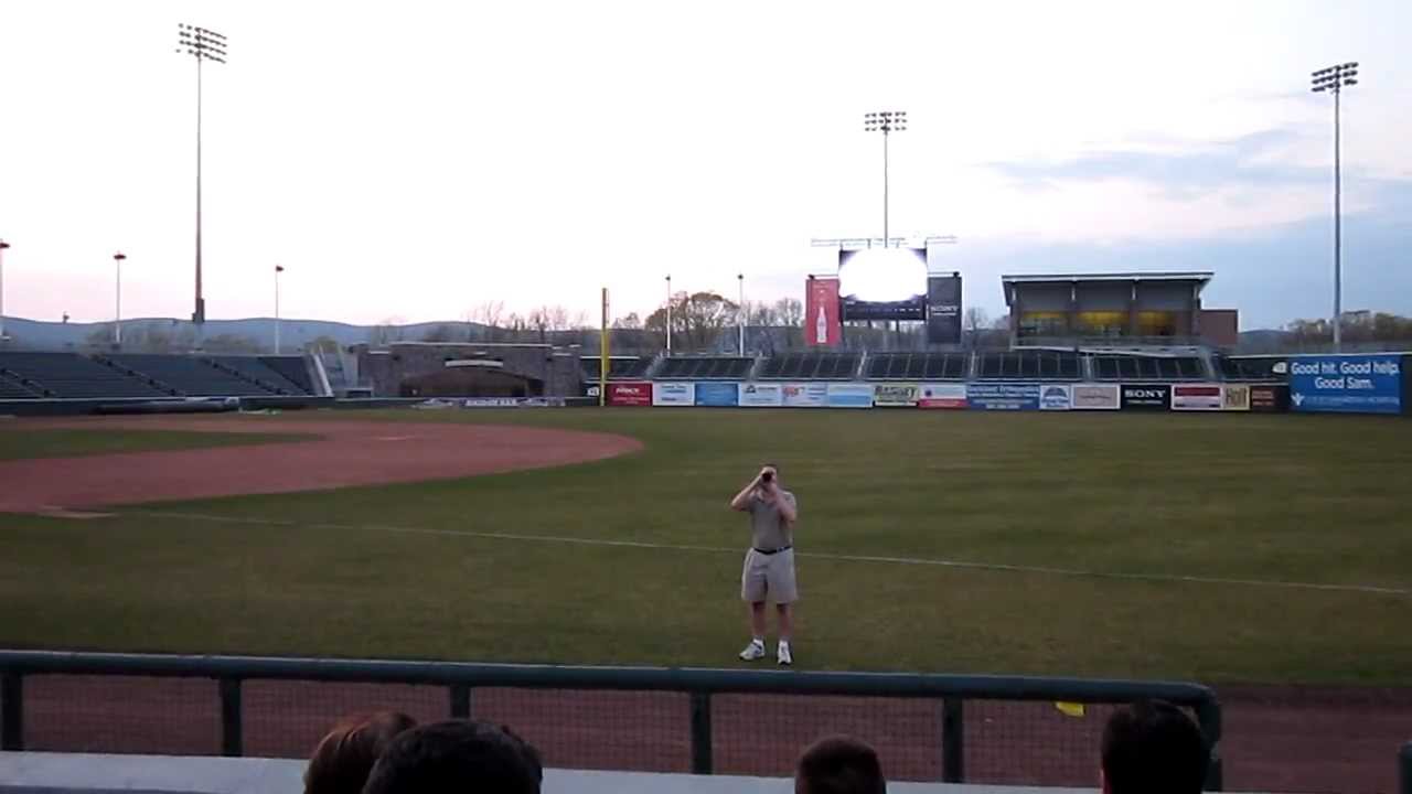 "O Canada" performed by Scott Freier - YouTube