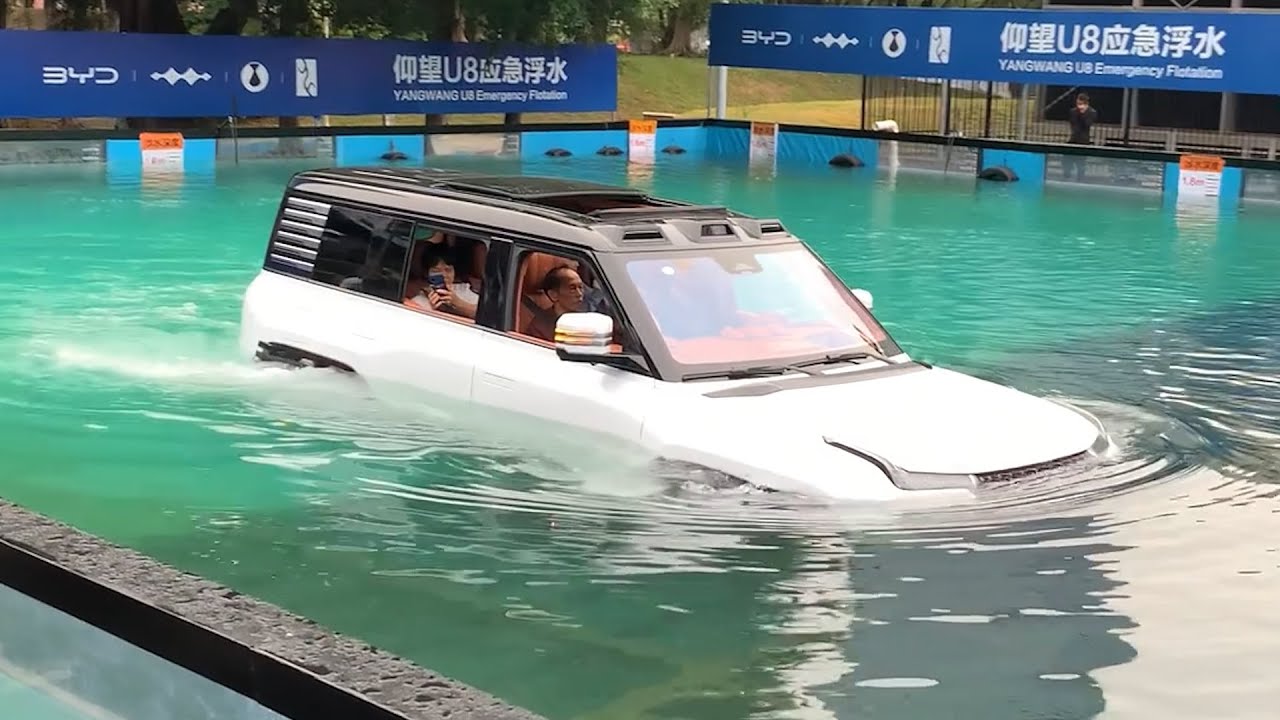 BYD Yangwang U8 full demonstration of its water-driving capability ...