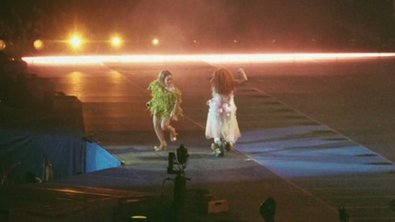 SZA & Doja Cat - Kiss Me More (Grand National Tour) Las Vegas - YouTube