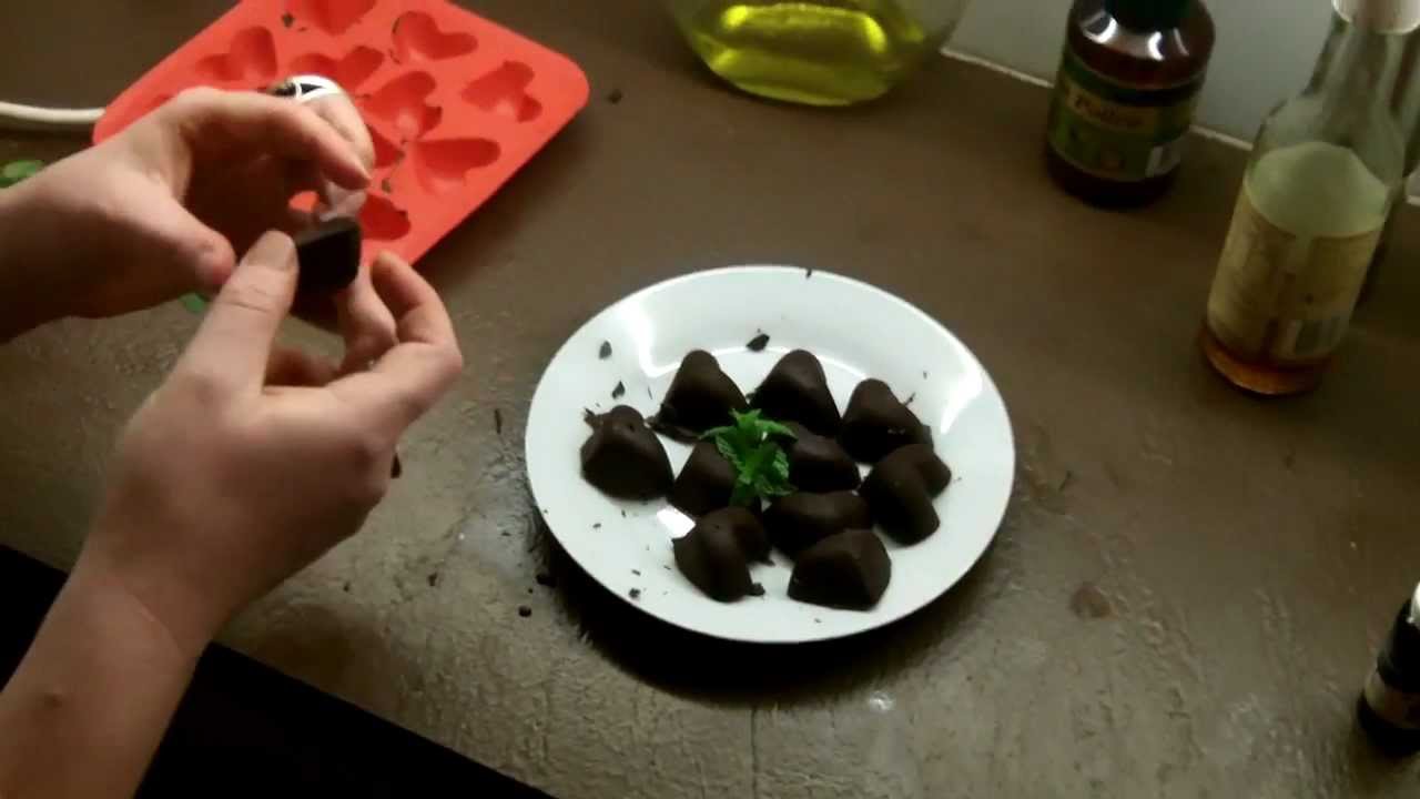 How to make organic raw chocolate (peppermint flavour) - YouTube