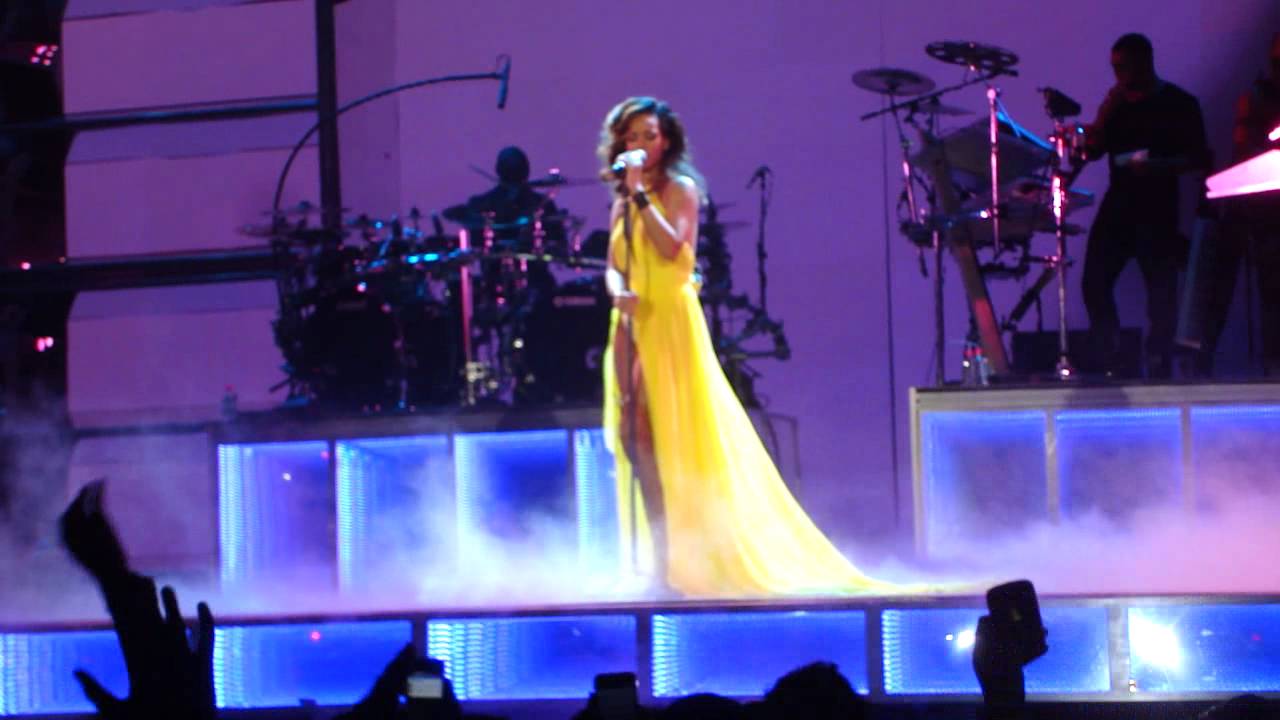 Concert Rihanna Loud Tour London O2 Arena 6/10/2011 - YouTube