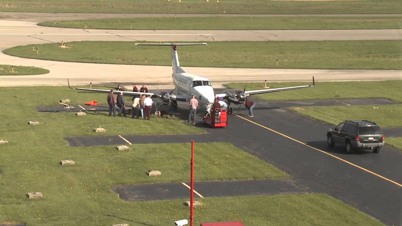 Airplane Stuck In Mud - YouTube