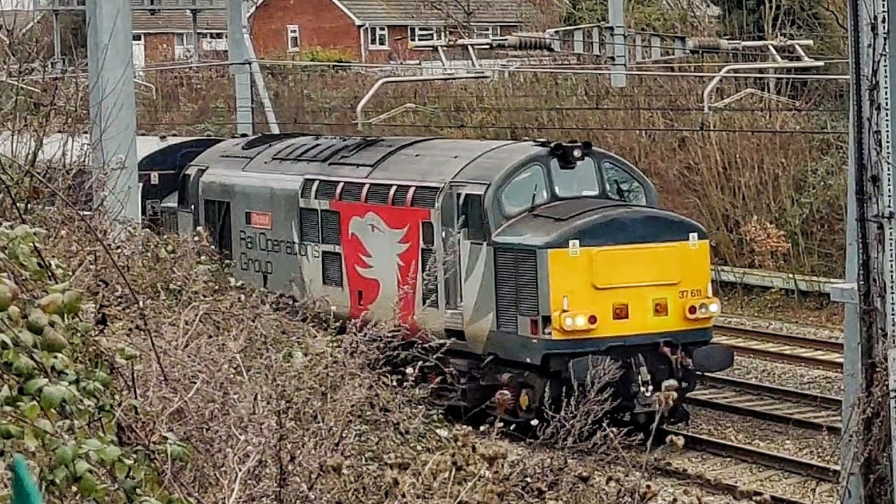 Euro Phoenix class 37s | 37611 and 37510 T&T with class 458 (458507) at ...